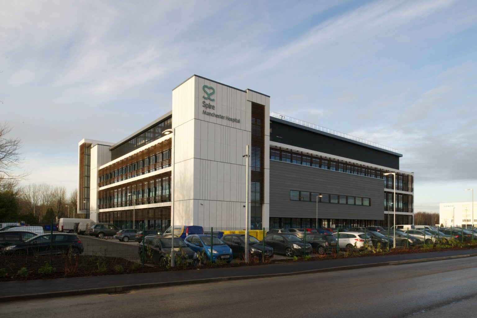 Façade Spire Hospital, Manchester (UK), bardage avec ossature (BAO ...